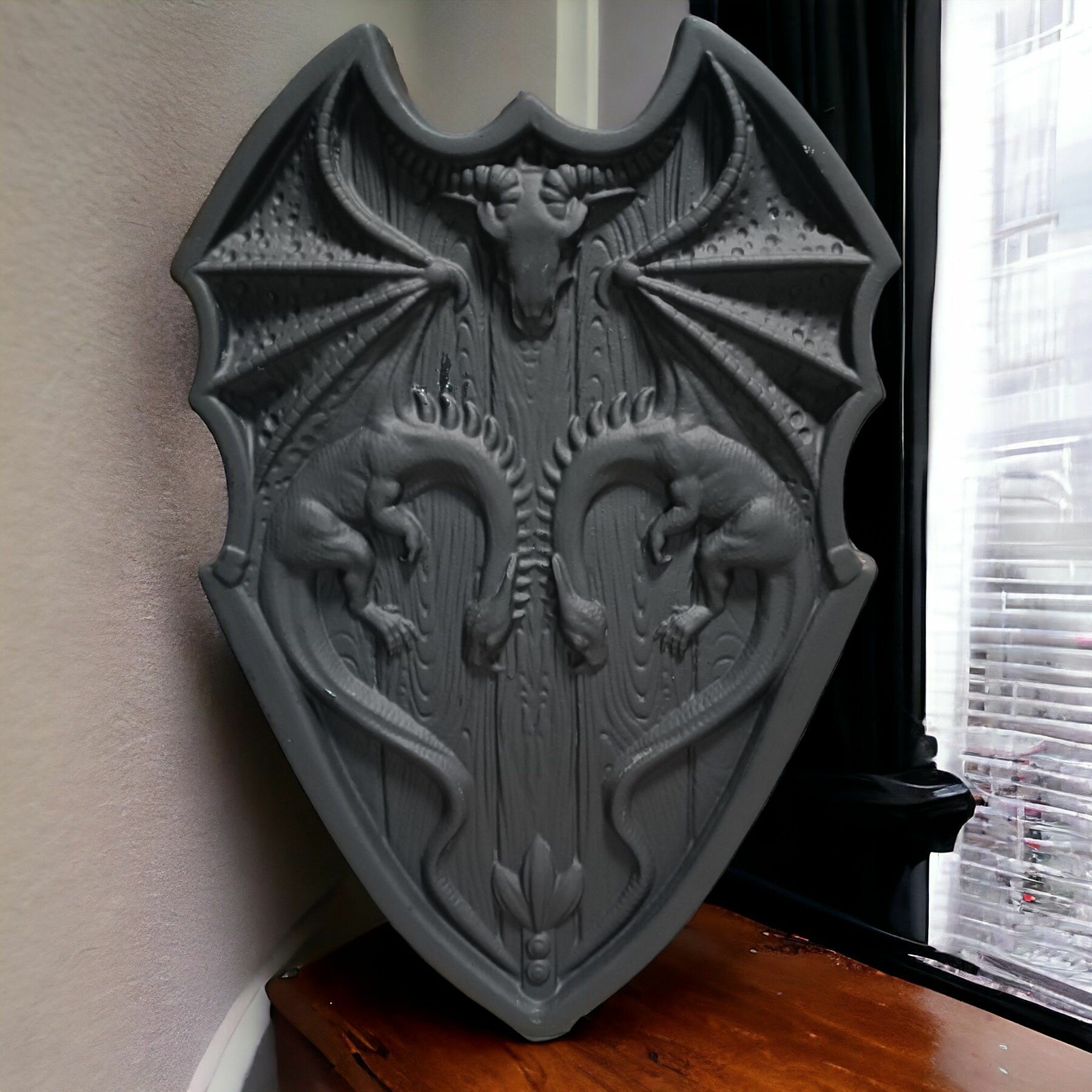 Большое панно, сувенир Щит и Драконы из гипса. Декор, картина для дома, офиса, кафе.