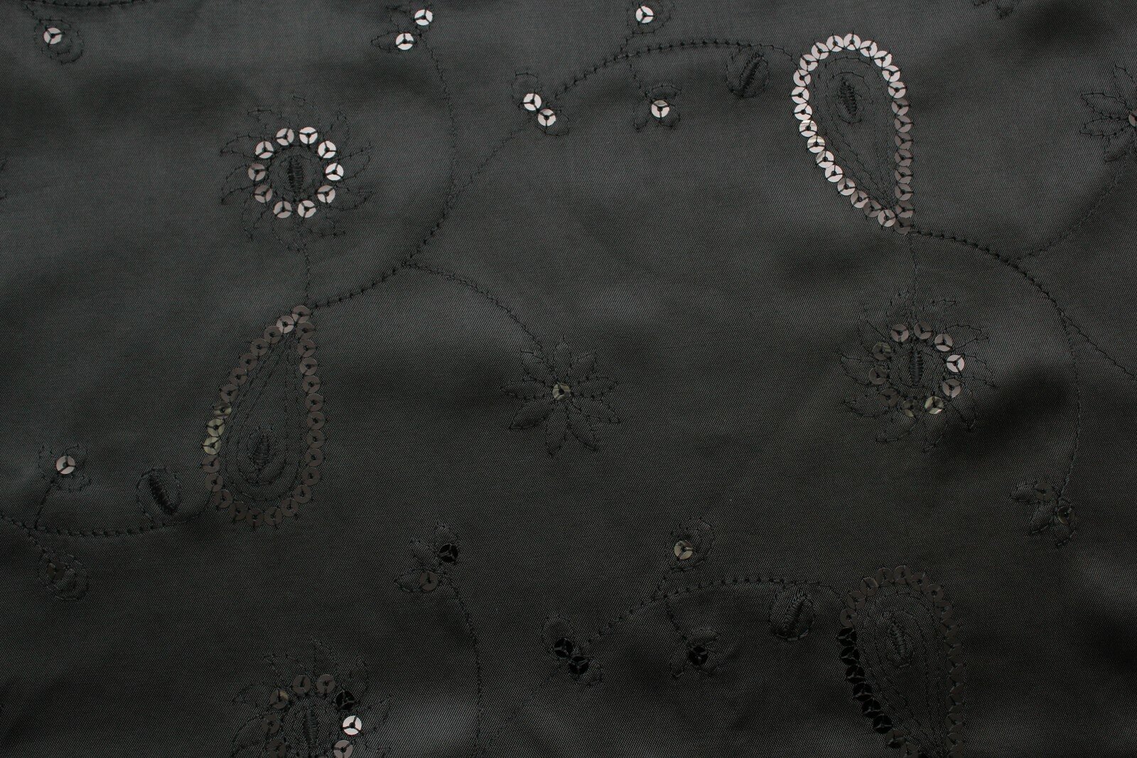 Ткань Атлас-стрейч чёрный с вышивкой и пайетками, ш145см, 0,5 м