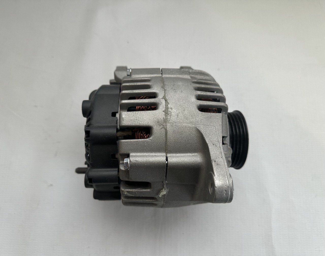 Генератор хендай соната соренто 3730038400 Sonata 5 (2.0) KIA Magentis (2.0) , Sorento (2.4) , Santa Fe 2.7