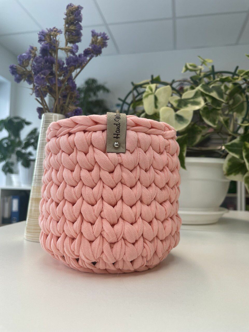 Вязаная корзинка из трикотажной пряжи