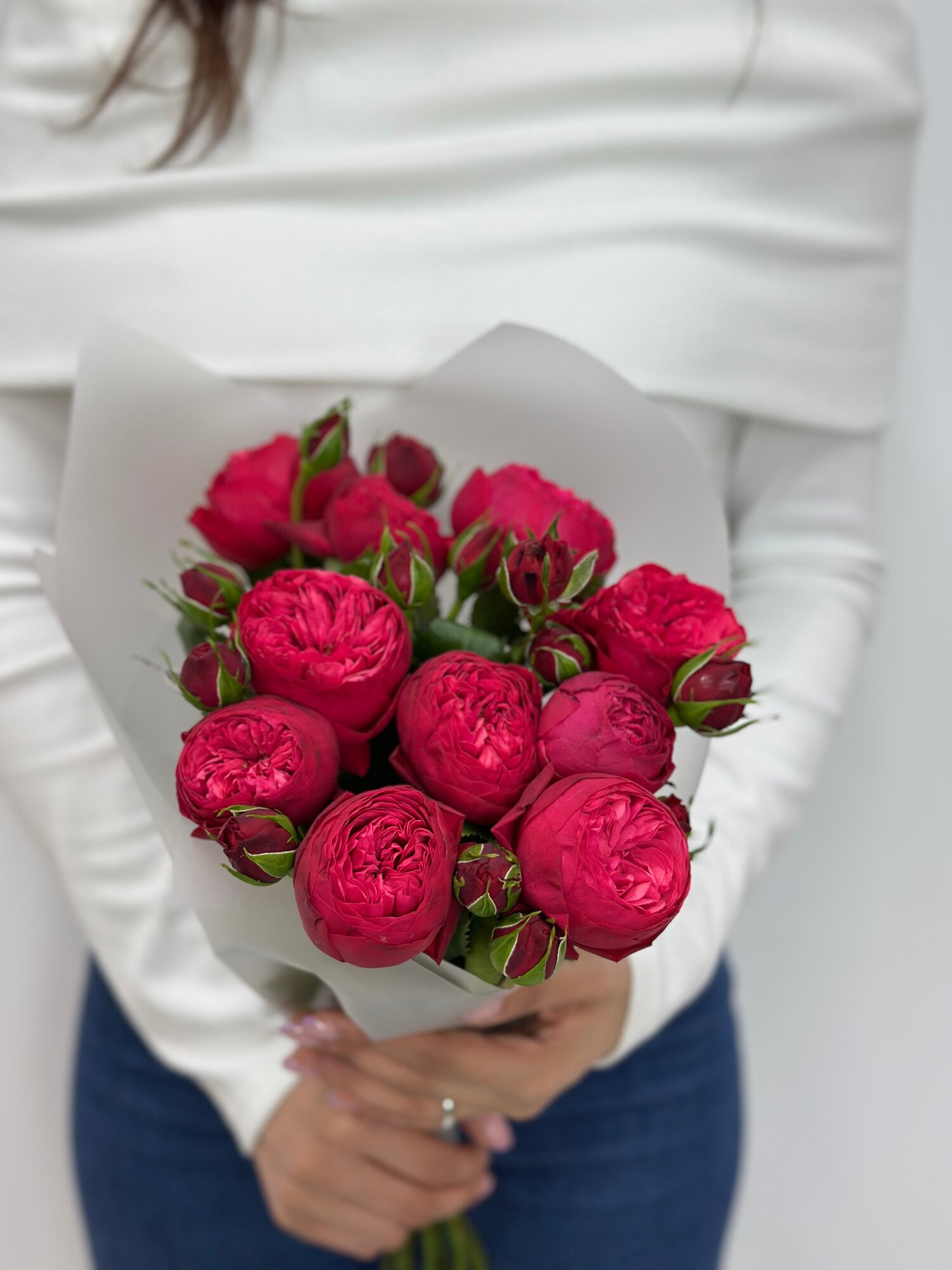 Монобукет красные розы кустовые от бренда FloWers24 "Пионовидные розы" Ред Пиано, на стеблях, 5 штук, 50 см