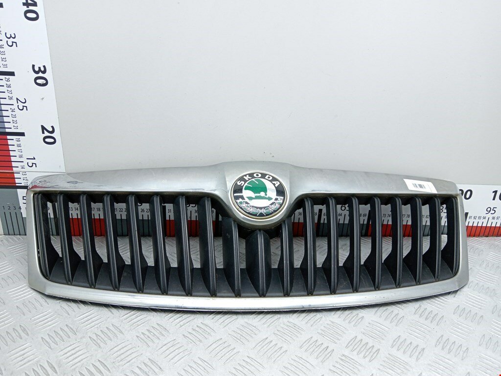 Решетка радиатора Skoda Octavia 1Z 1Z0853668A арт. 2051117
