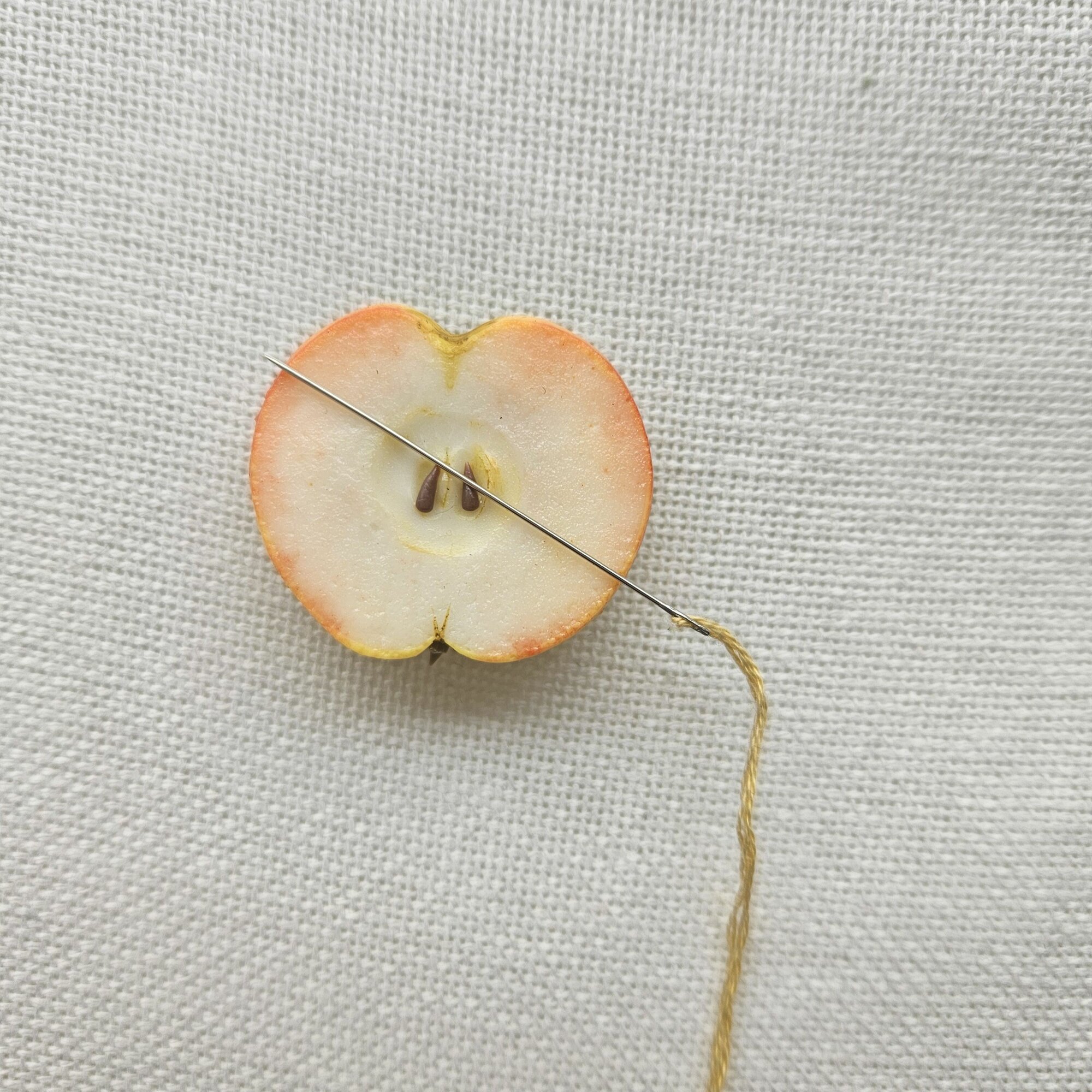 Игольница-магнит/магнитный держатель "Яблочная долька"