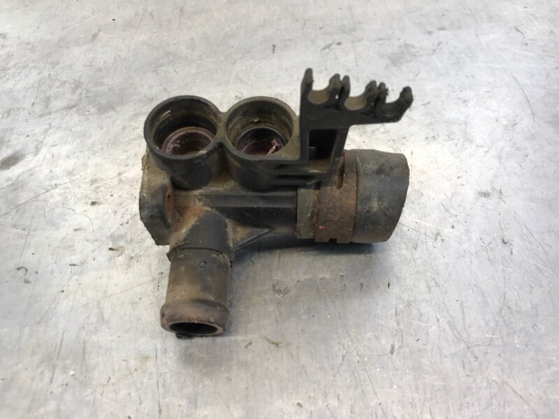 Фланец системы охлаждения Volkswagen Golf MK3 ABS 1991 (б/у) 037121133