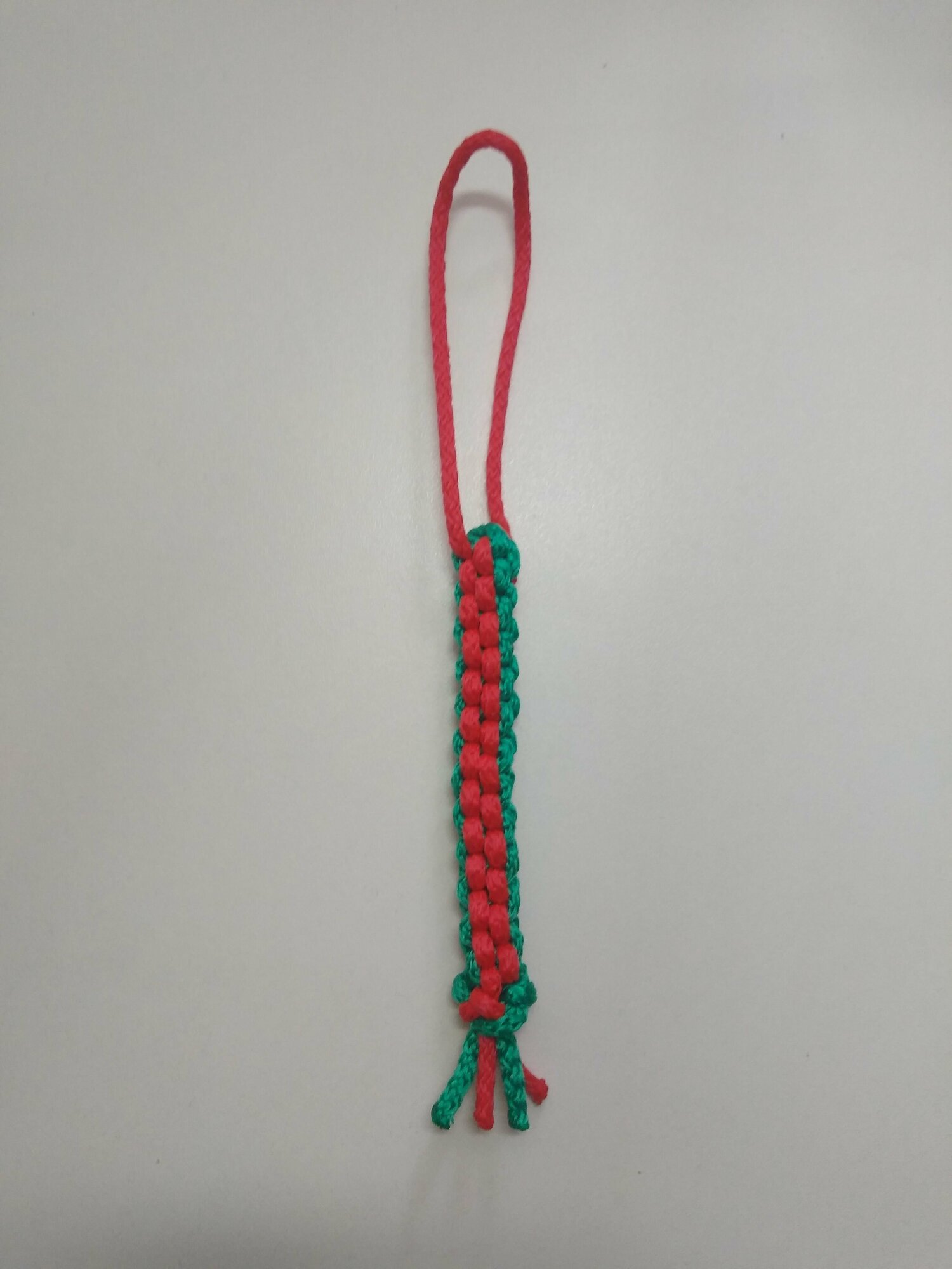 Темляк Pine Art "Square Stitch", для ножей, красный/зеленый, 15 мм