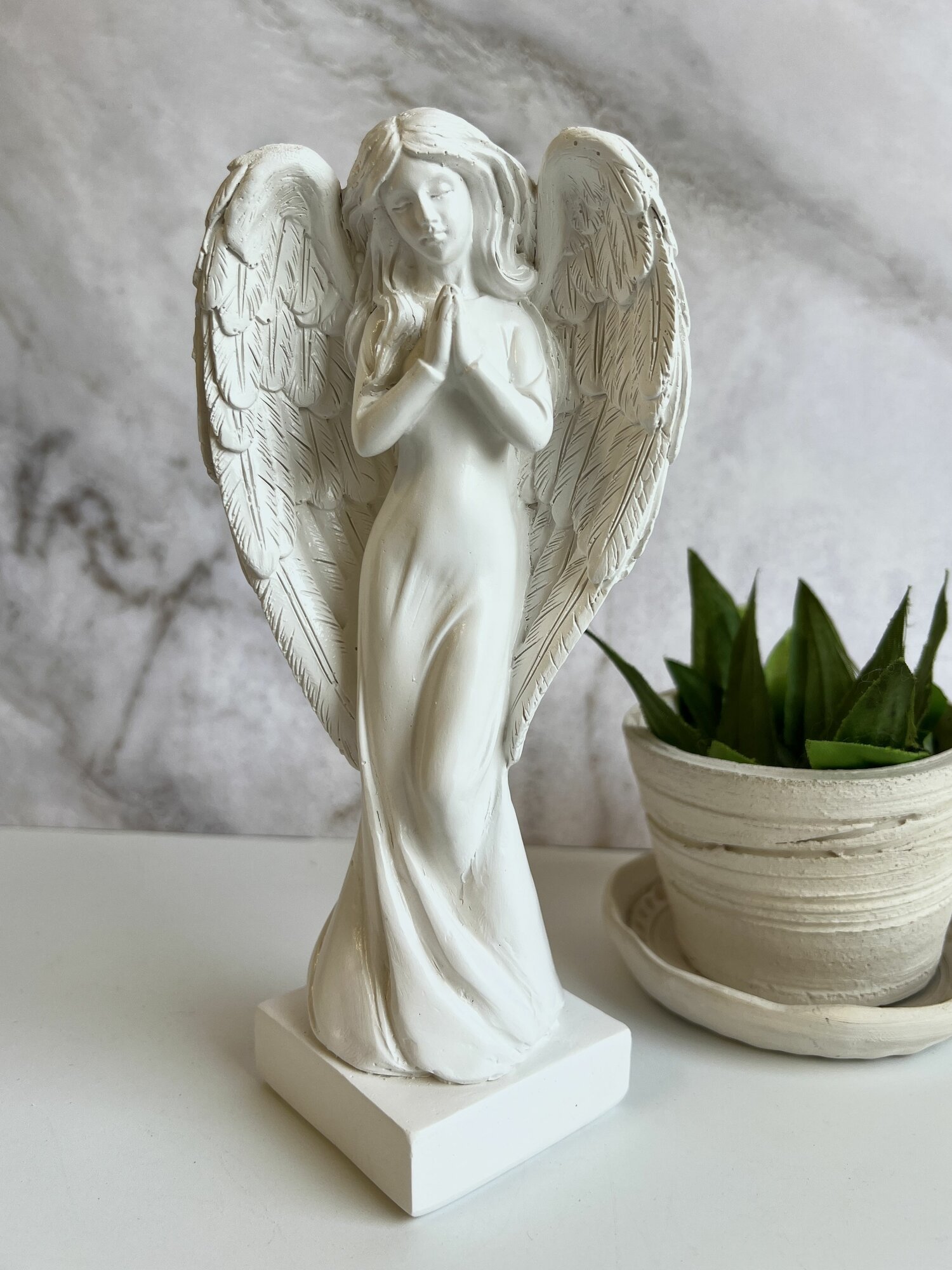 Ангел на подставке