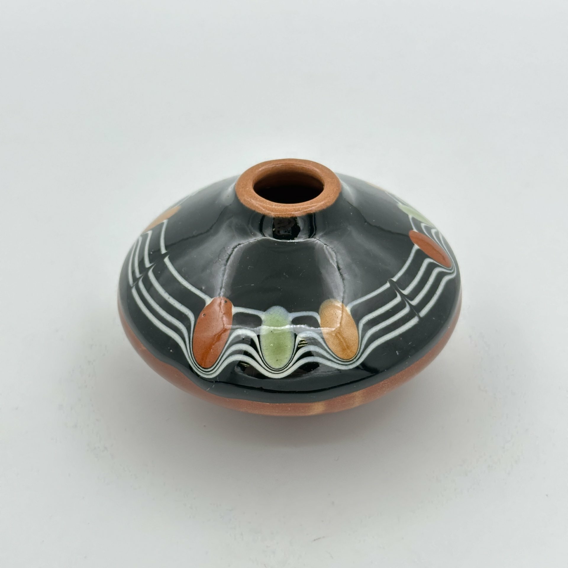 Вазочка с орнаментальным пояском на тулове, керамика, роспись, глазурь