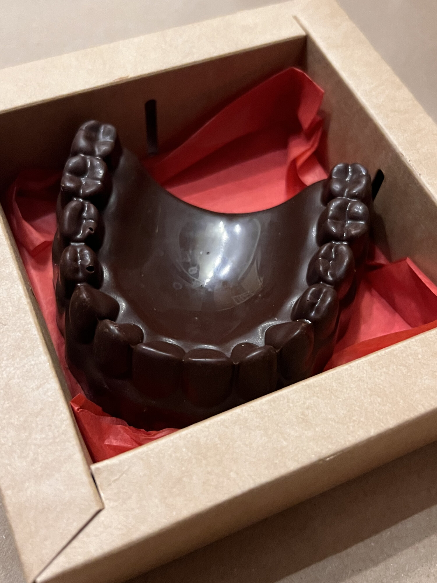 Шоколадная фигура "Челюсть", молочный бельгийский шоколад, ручная работа