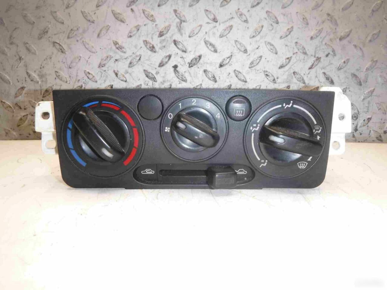 Блок управления отопителем Mazda Demio DW (1996—2003) DC7161190A