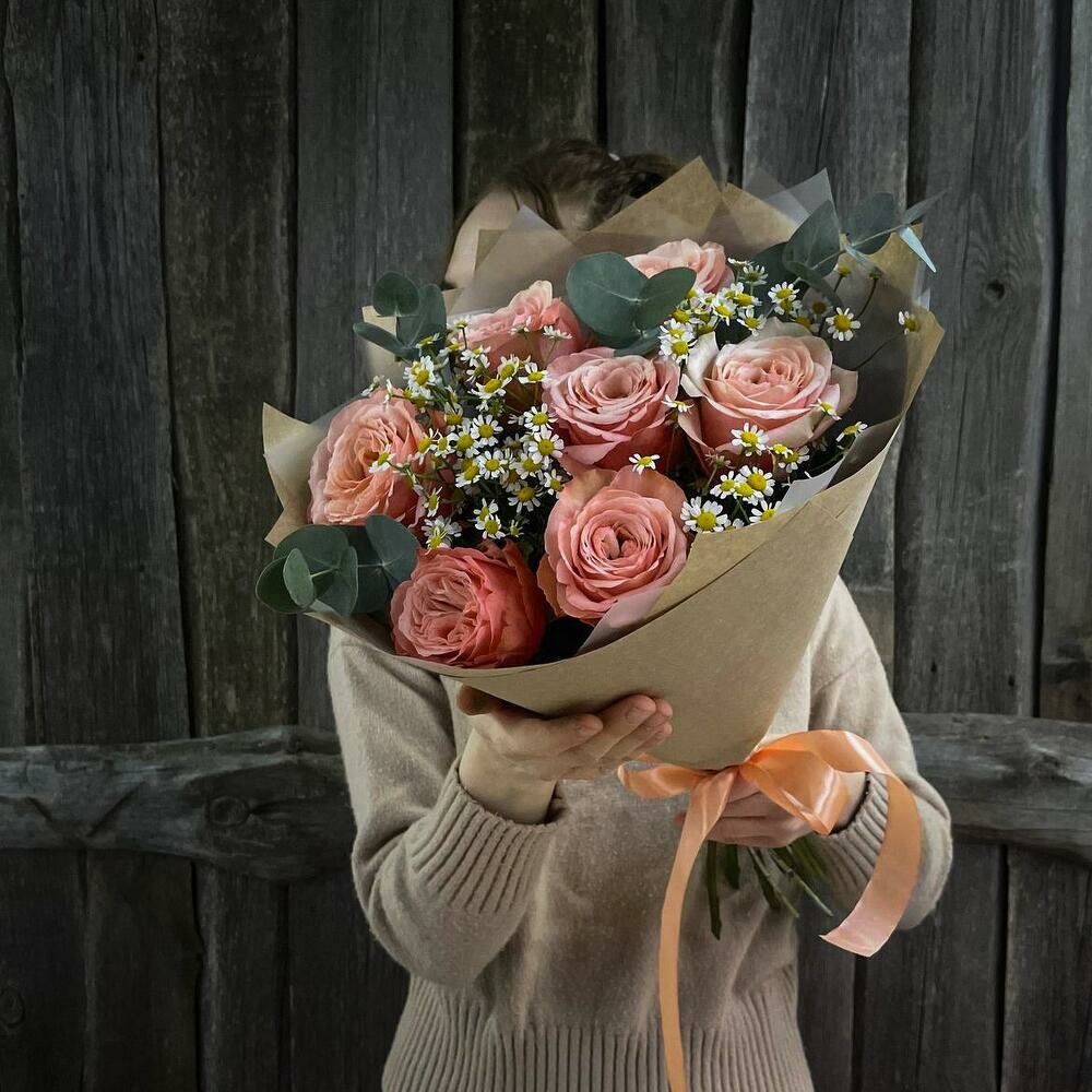 Букет из ромашки и розы Кахала от студии цветов Flori Mondi FM155