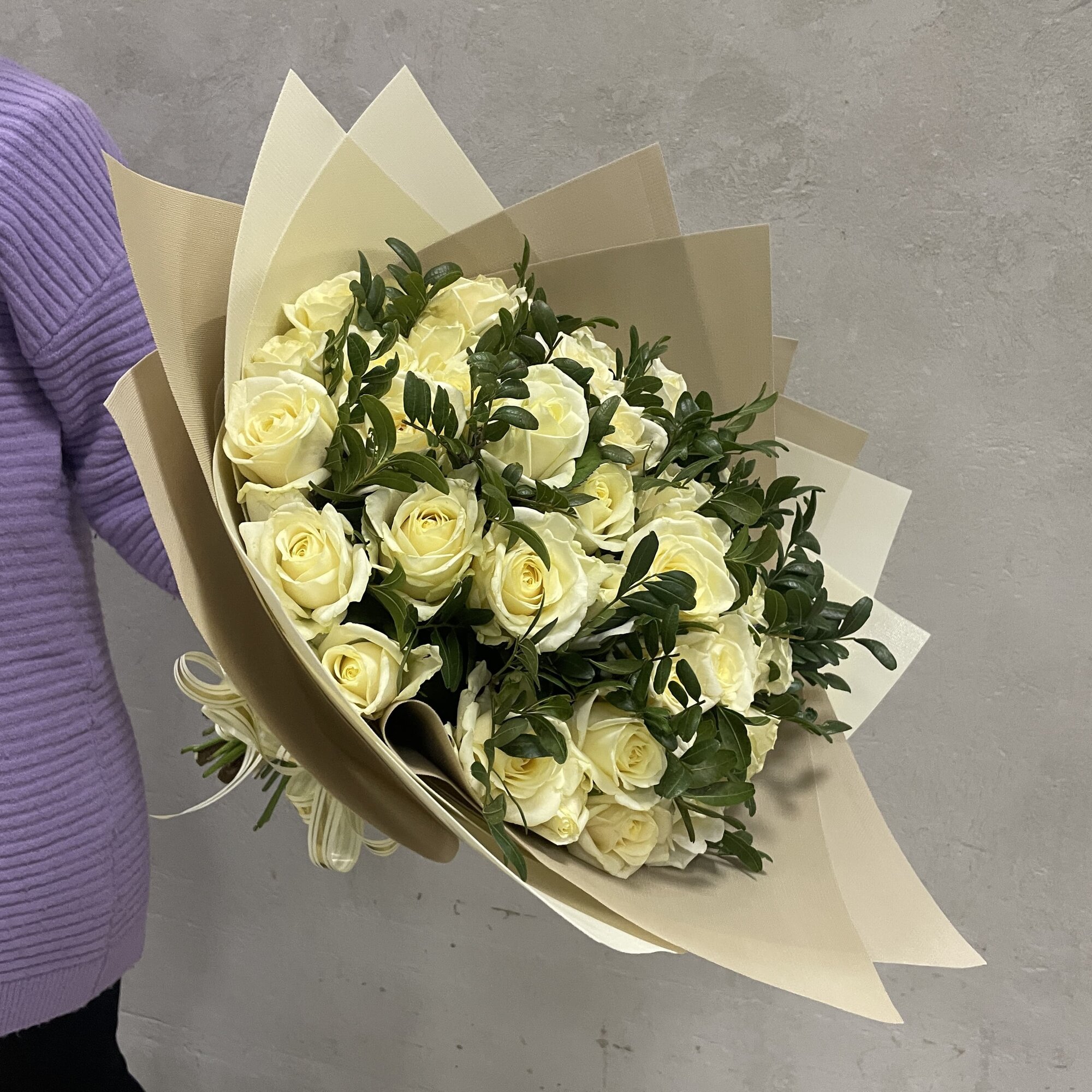 Живые цветы букет белых роз с зеленью фисташки 51 шт. в упаковке "Зеленая дымка", сорт - Аваланж, Rurose