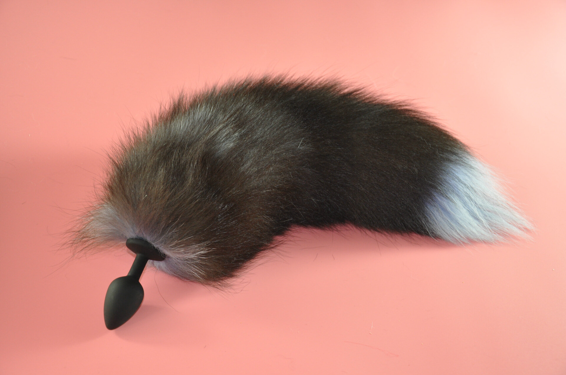 Силиконовая анальная пробка с хвостом ( длина 7 см диаметр 2,7 см длина хвоста 30 см )