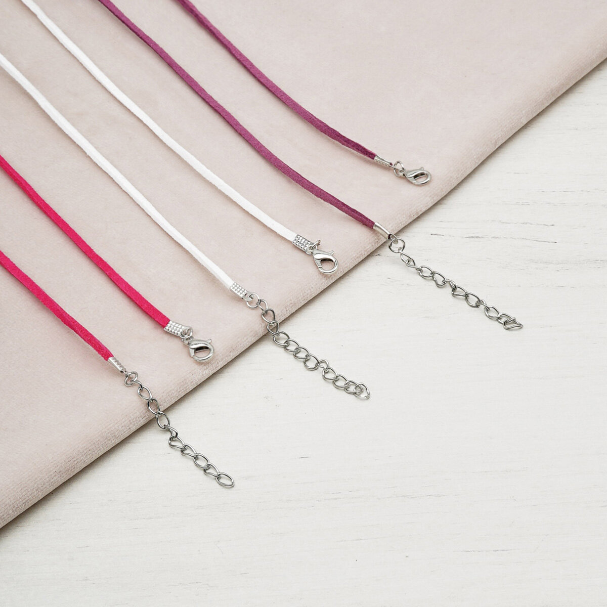 Набор замшевых шнурков для кулонов и подвесок с замком 45см, d-2мм, 3шт, бело-розовый, Astra&Craft
