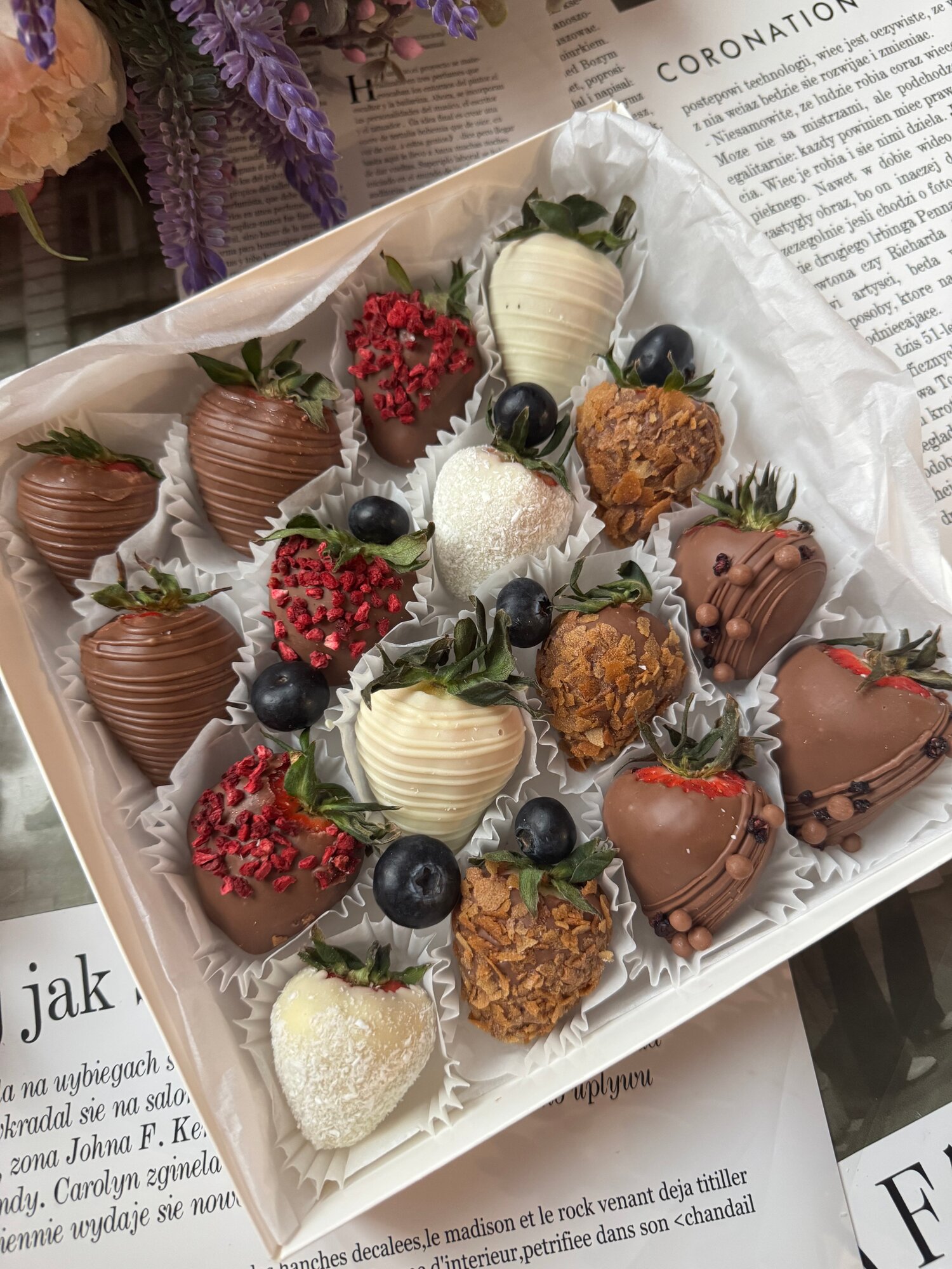 Клубника в шоколаде с голубкой, вафельной крошкой, малиной, кокосовой стружкой и полосками