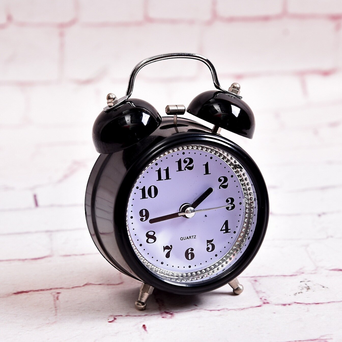 Ретро будильник с колокольчиками громкий сигнал бесшумный механизм подсветка кварцевый надежный стильный