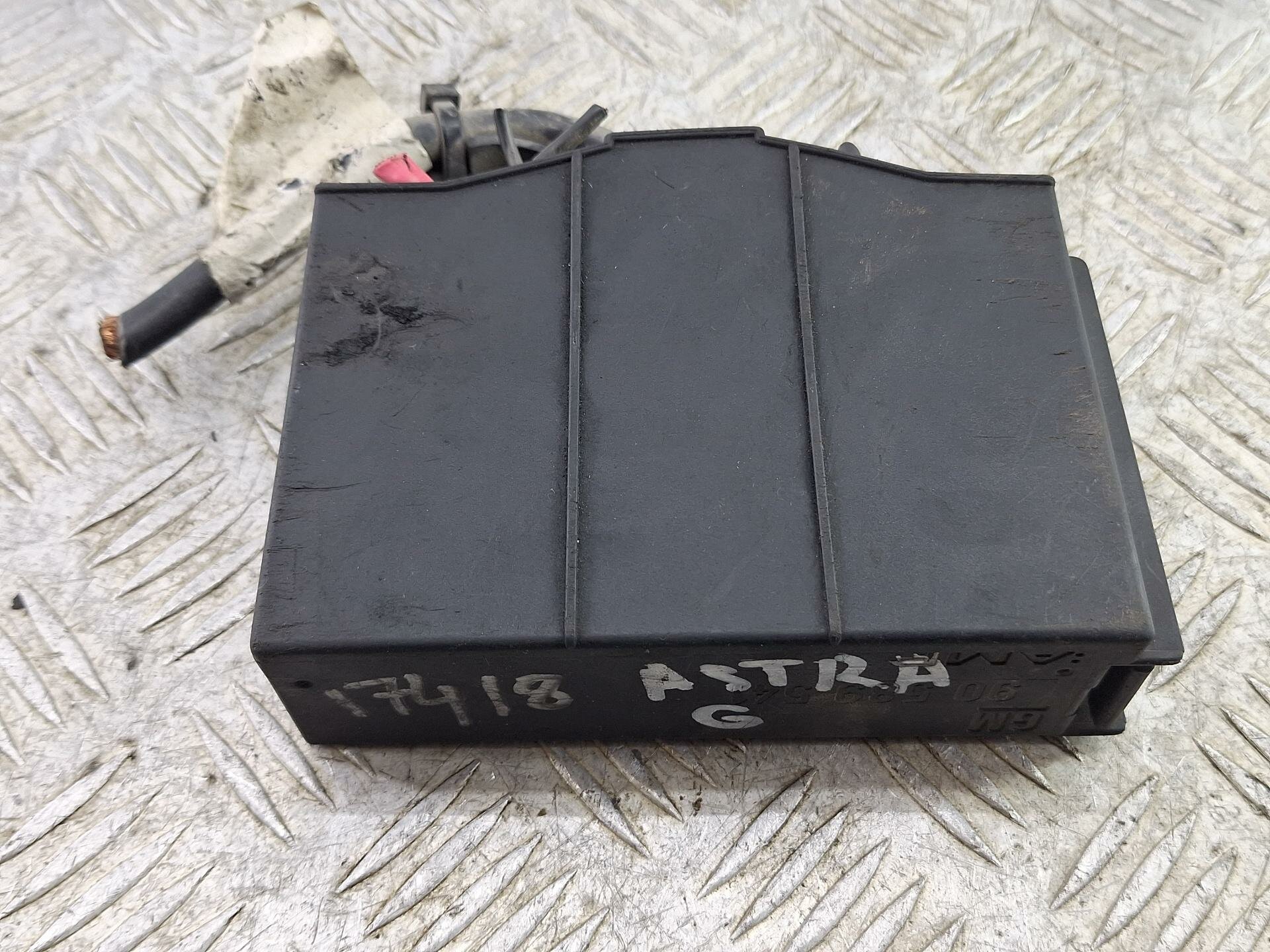 Блок предохранителей Opel Astra G 2001 90589541