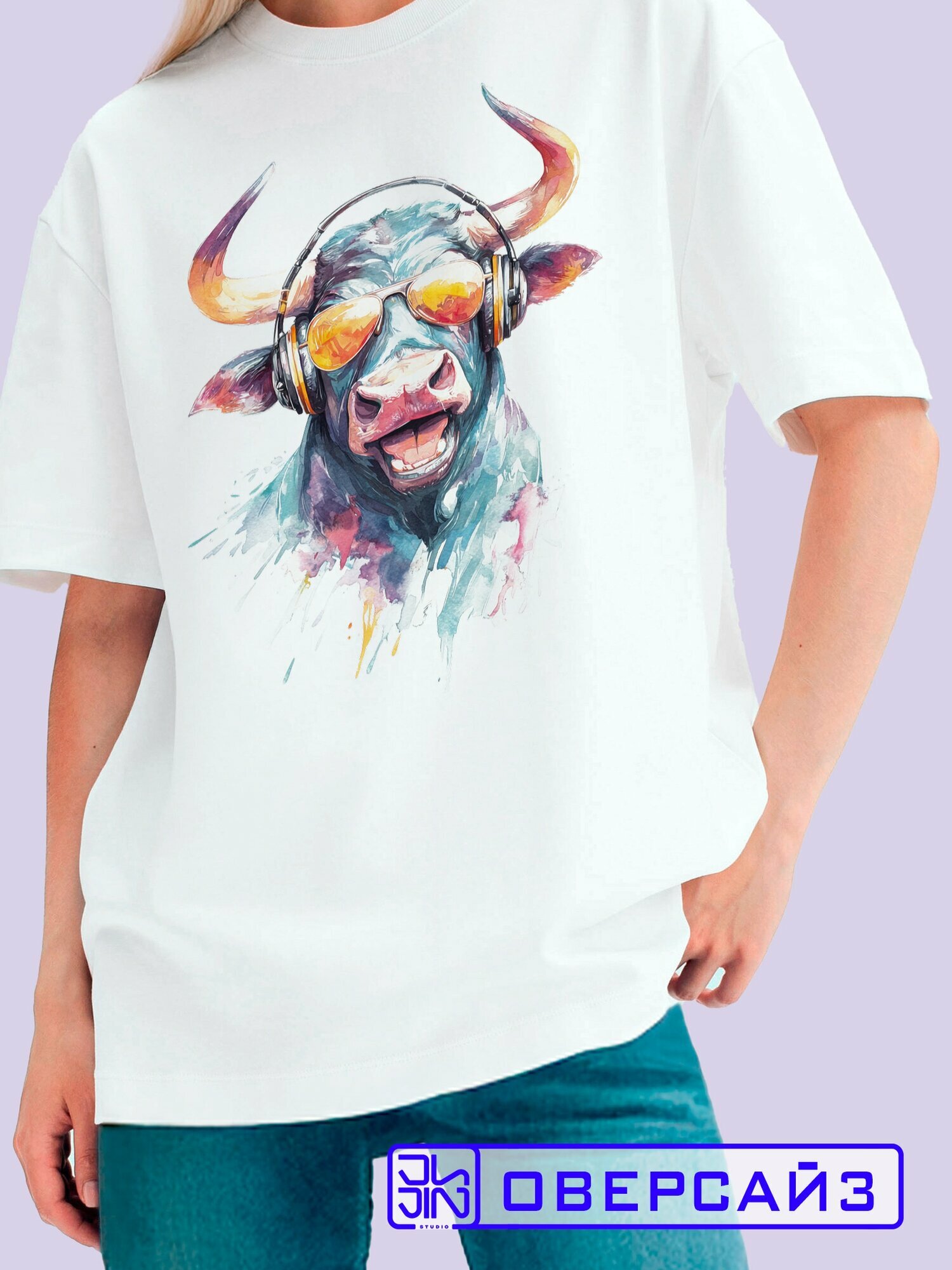 Футболка оверсайз женская с принтом Бык бирюзовый, разноцветный в крутых модных наушниках и ярких очках, белый хлопковый трикотаж с прикольным рисунком на груди