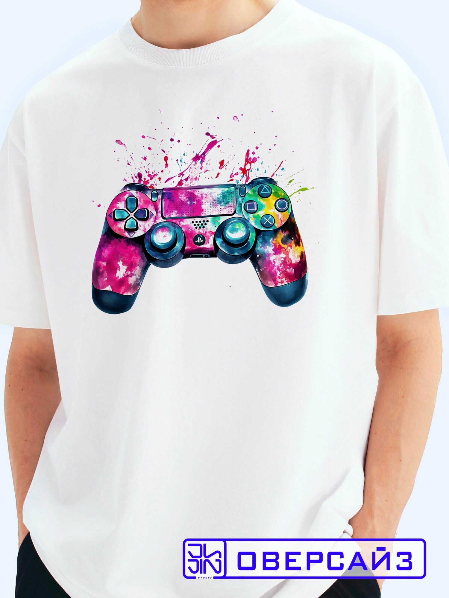 Футболка оверсайз мужская с принтом Геймпад молодежный разноцветный, пестрый граффити с яркими красками, белый хлопковый трикотаж с прикольным рисунком на груди
