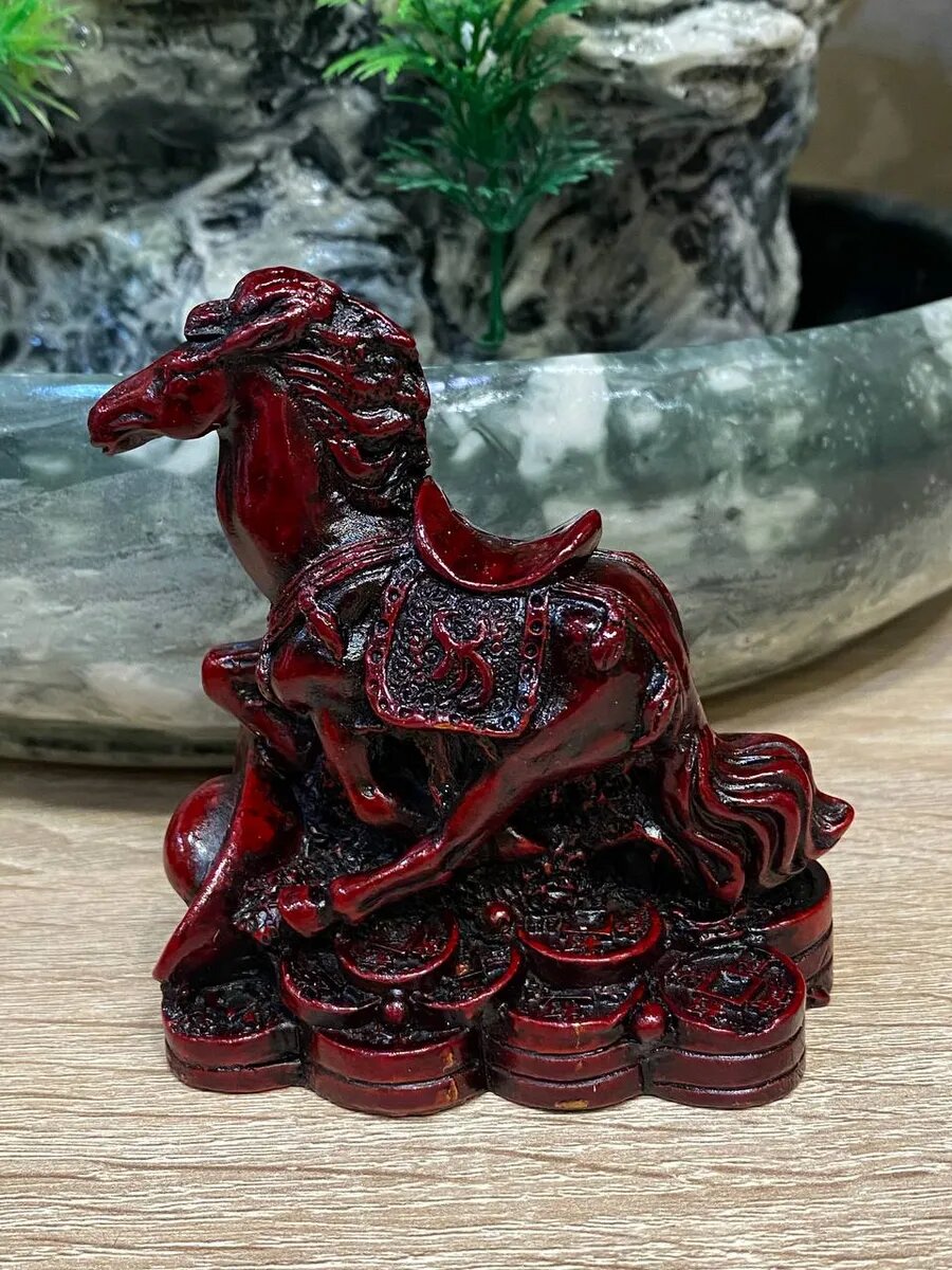 Фигурка Девять Драконов "Денежная лошадь на монетах", гипс, красная