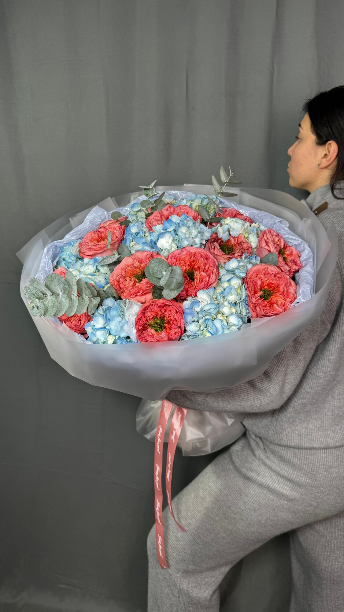 Букет из свежих цветов из гортензии и пионовидные розы