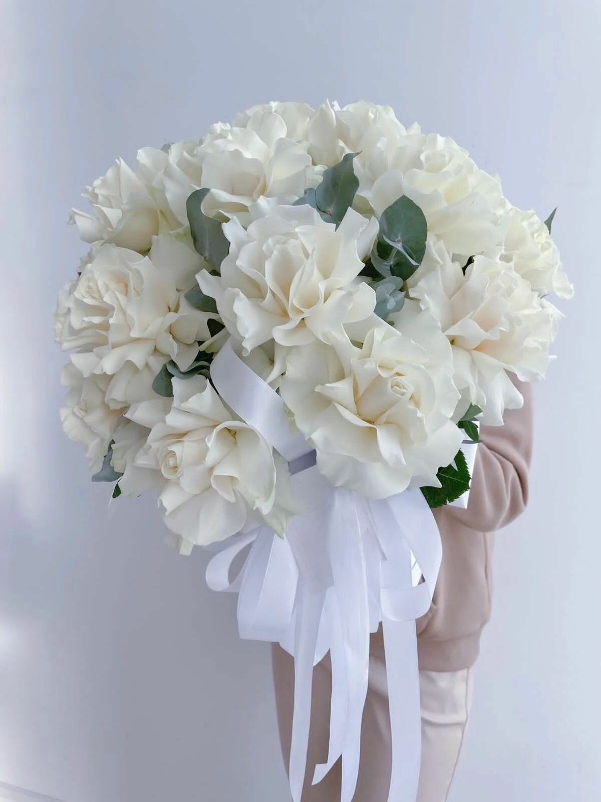 15 белых французских роз с эвкалиптом в шляпной коробке