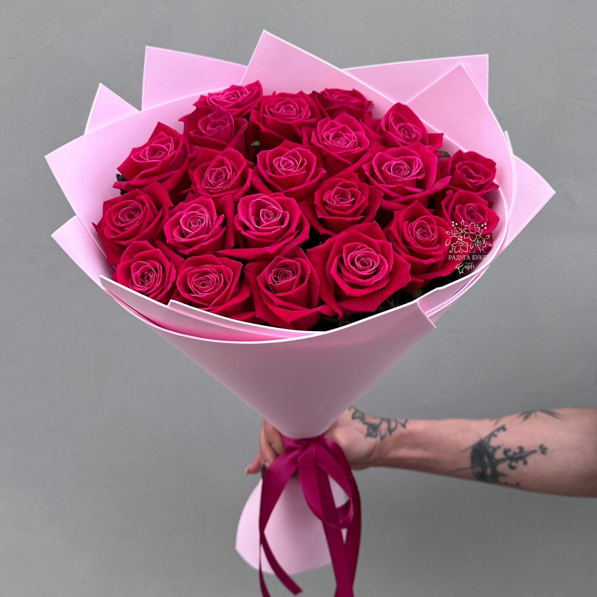 Букет цветов "Эрика" из 21 малиновой розы в упаковке / Радуга Букет