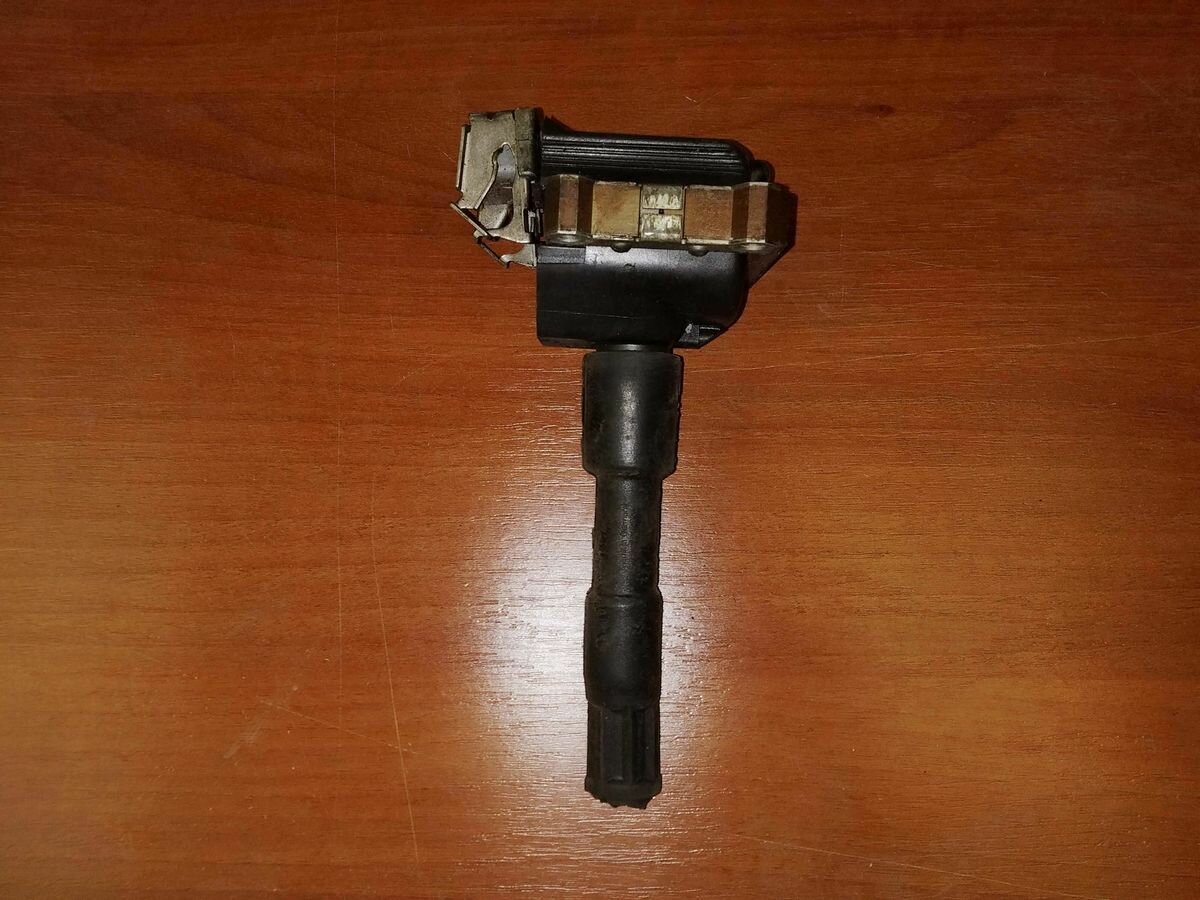 Катушка зажигания БМВ Е36 Е34 Е32 0221504410
