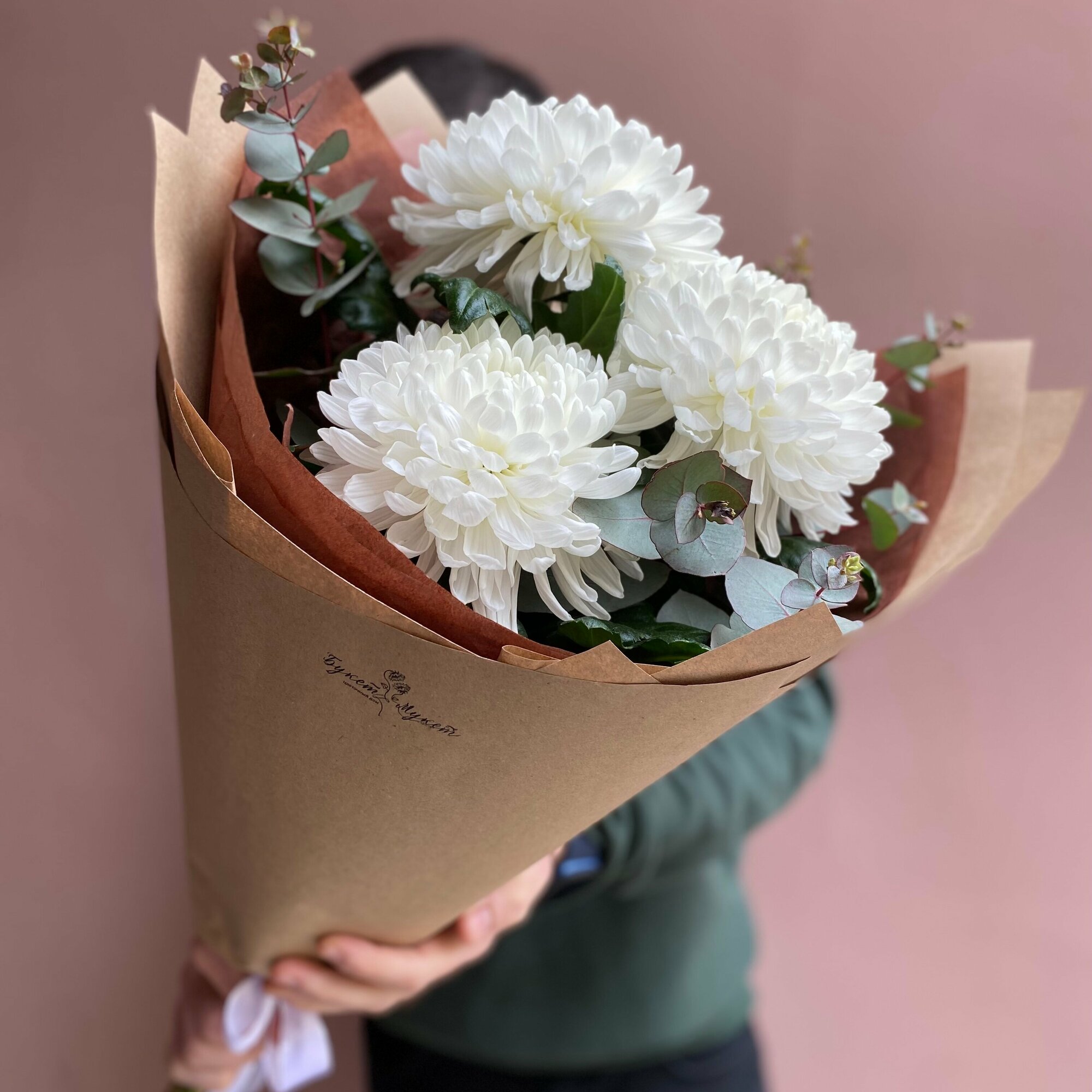 Букет цветов «Стиль» (крупная хризантема антонов и эвкалипт)