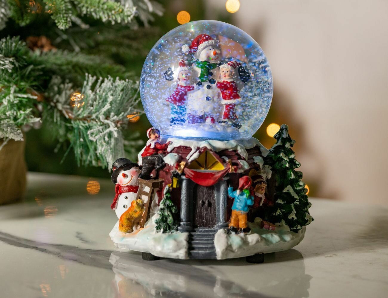 Снежный шар музыкальный танец снеговика С детишками, 2 меняющих цвета LED-огня, динамика, снежный вихрь, 21 см, батарейки, Kaemingk 483363-2