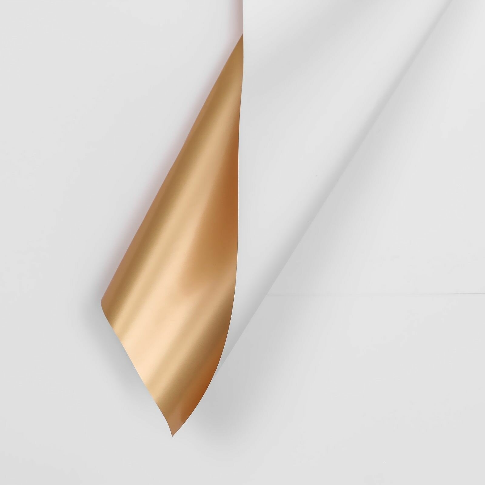 Пленка матовая двусторонняя для упаковки цветов, подарков 58х58 - 20 шт. белый/золотой