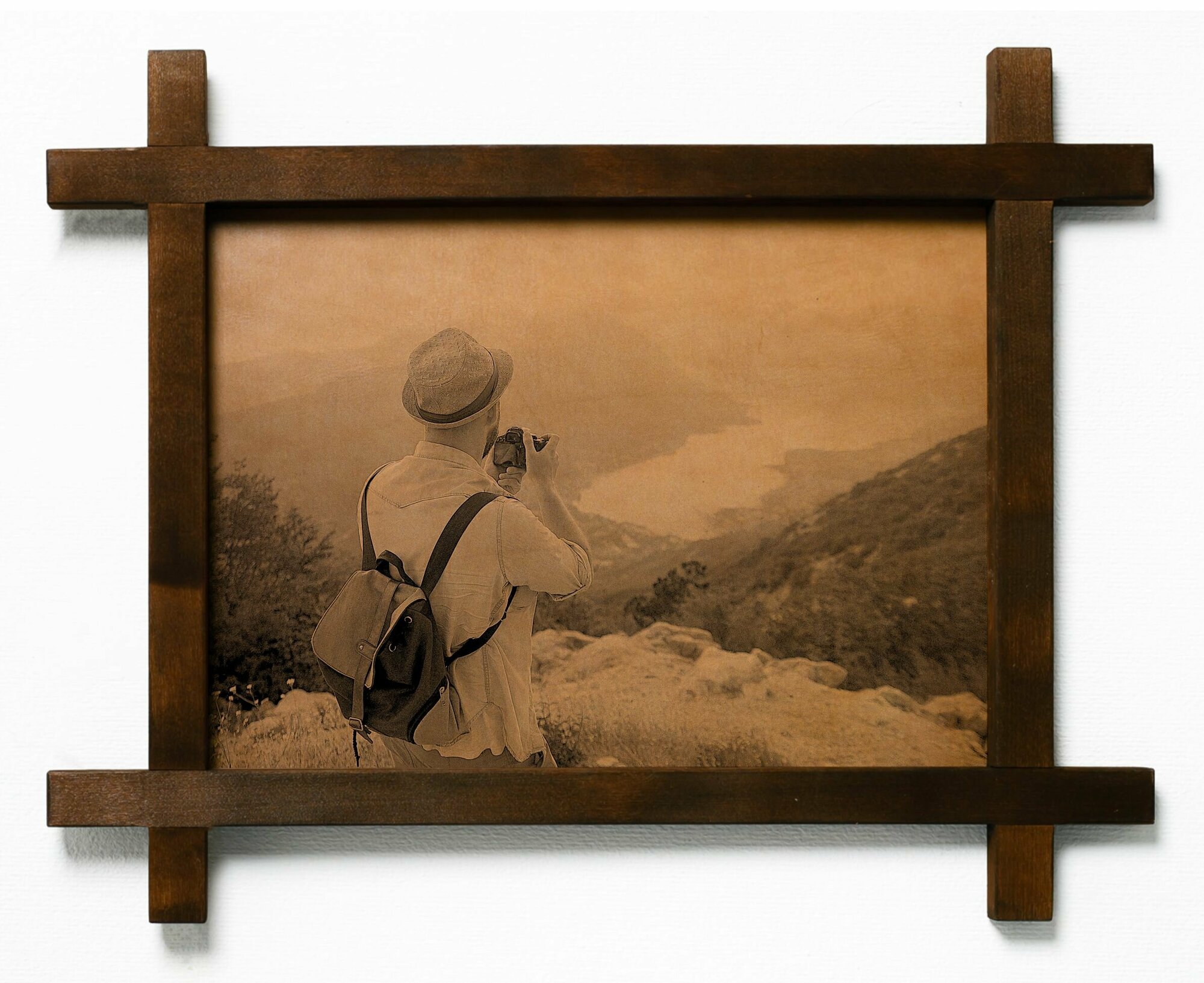 Интерьерная картина из натуральной кожи "Турист на смотровой площадке", декоративное настенное панно в деревянной раме, BoomGift