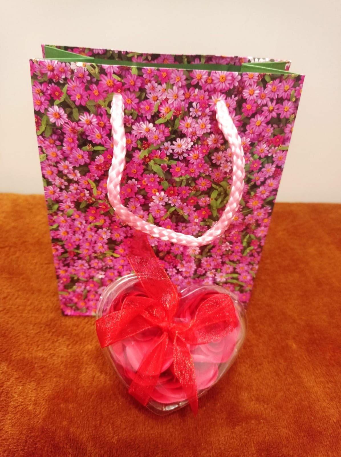 Подарочный набор . Роз из мыла в подарочной упаковке+подарочный пакет.