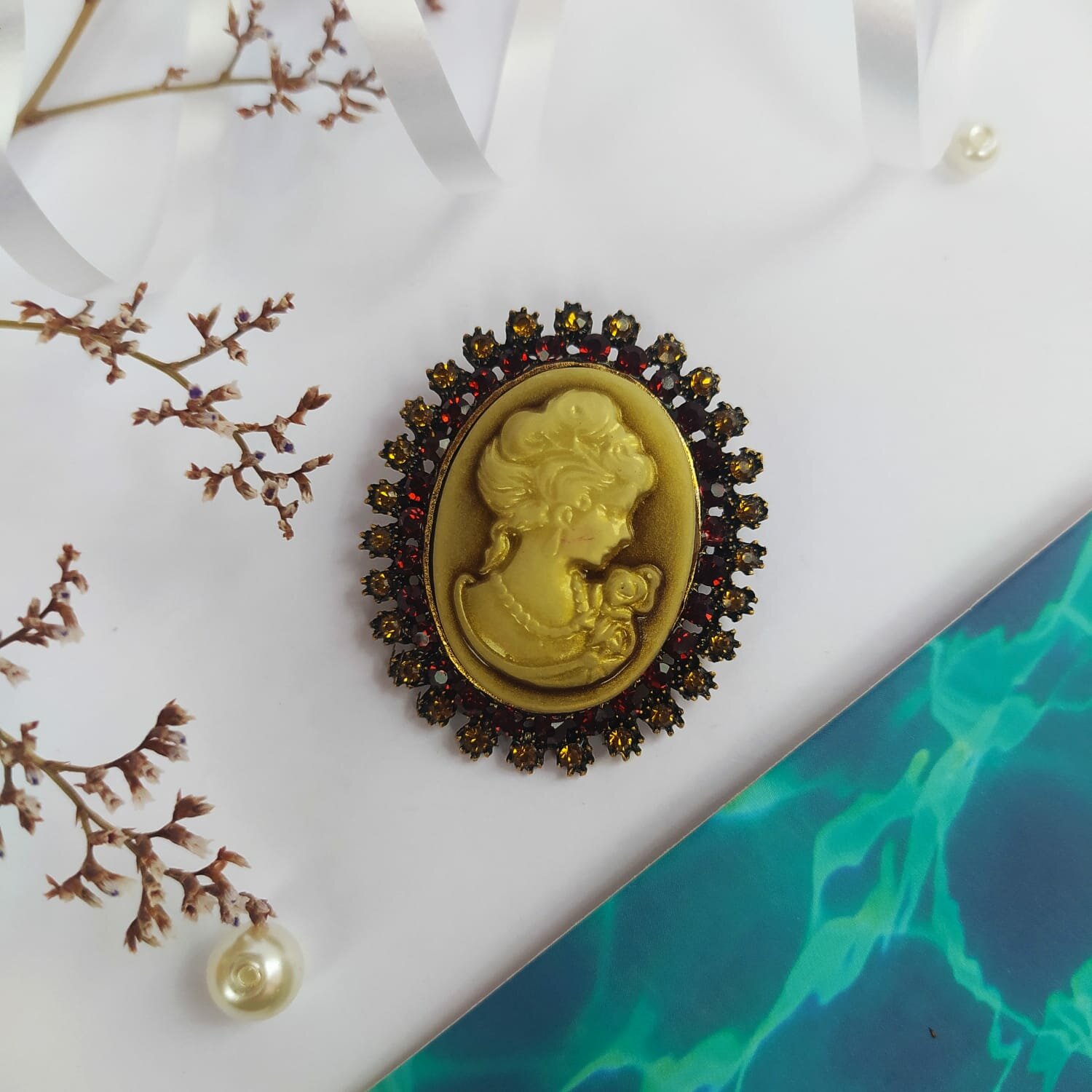 Брошь, стразы, пластик