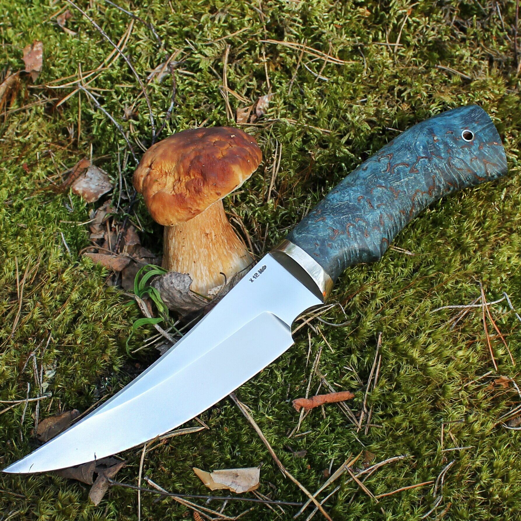 Нож акула из кованой стали Х12МФ, рукоять стабилизированная карельская берёза (синяя)