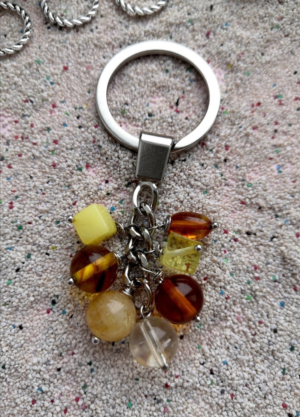 Брелок из натуральных камней : янтарь, цитрин