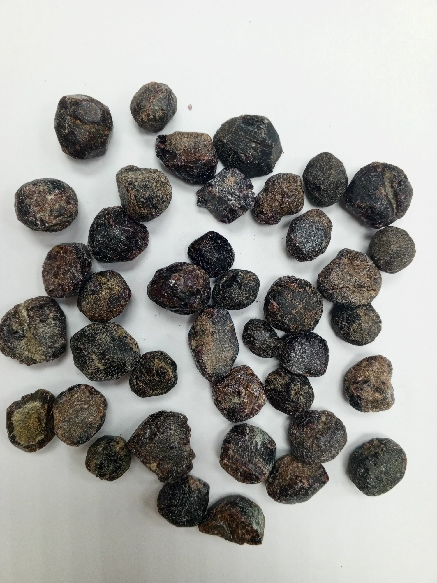 Гранат (альмандин), кристалл 1- 1,5 см