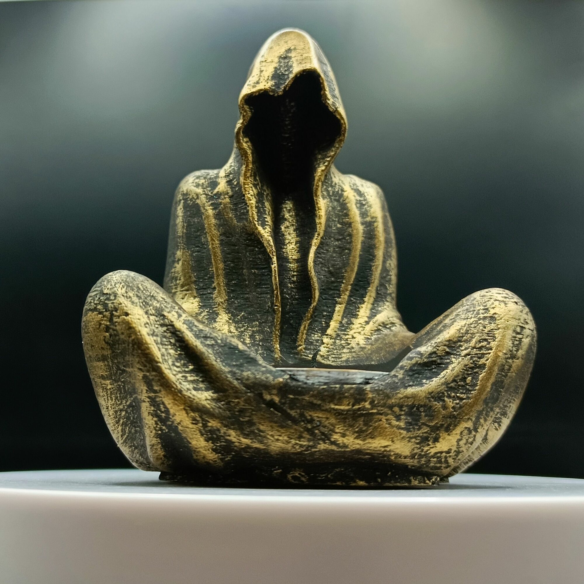 Подсвечник сидящий человек