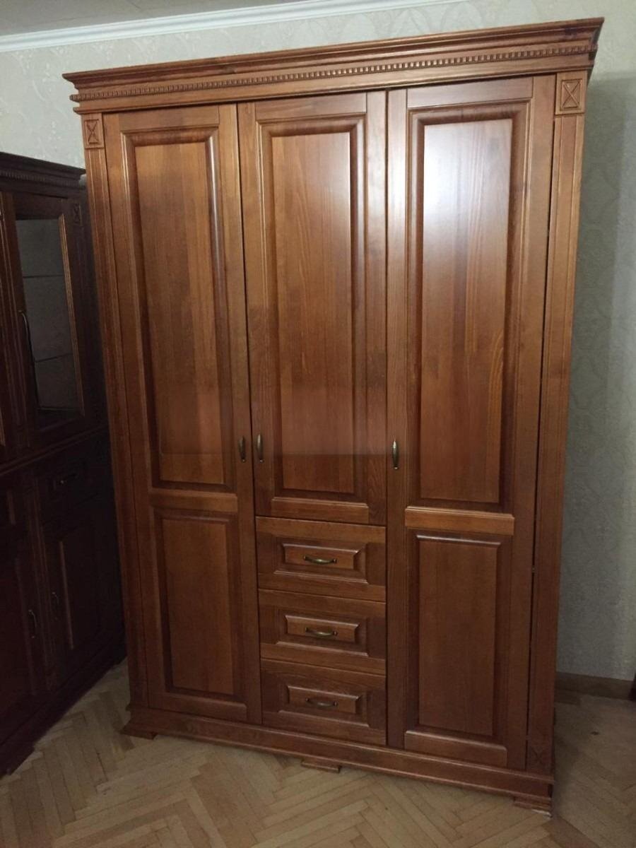 Шкаф распашной ммк-древ, Верди 032 классический орех 2, 3 ящика, 3 дверки 150*55*220