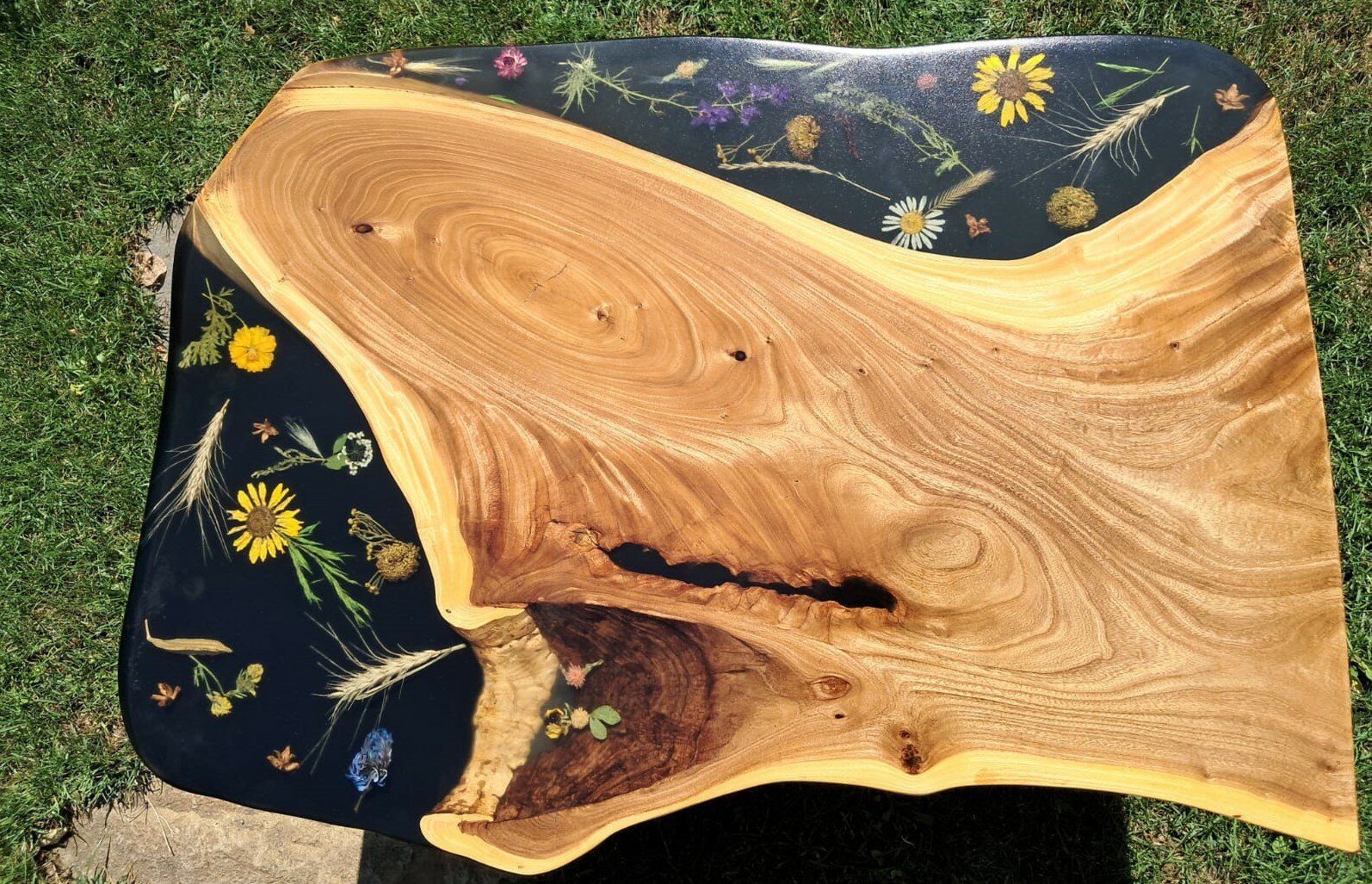 Стол журнальный/Столешница из дерева с эпоксидной смолой и цветами
