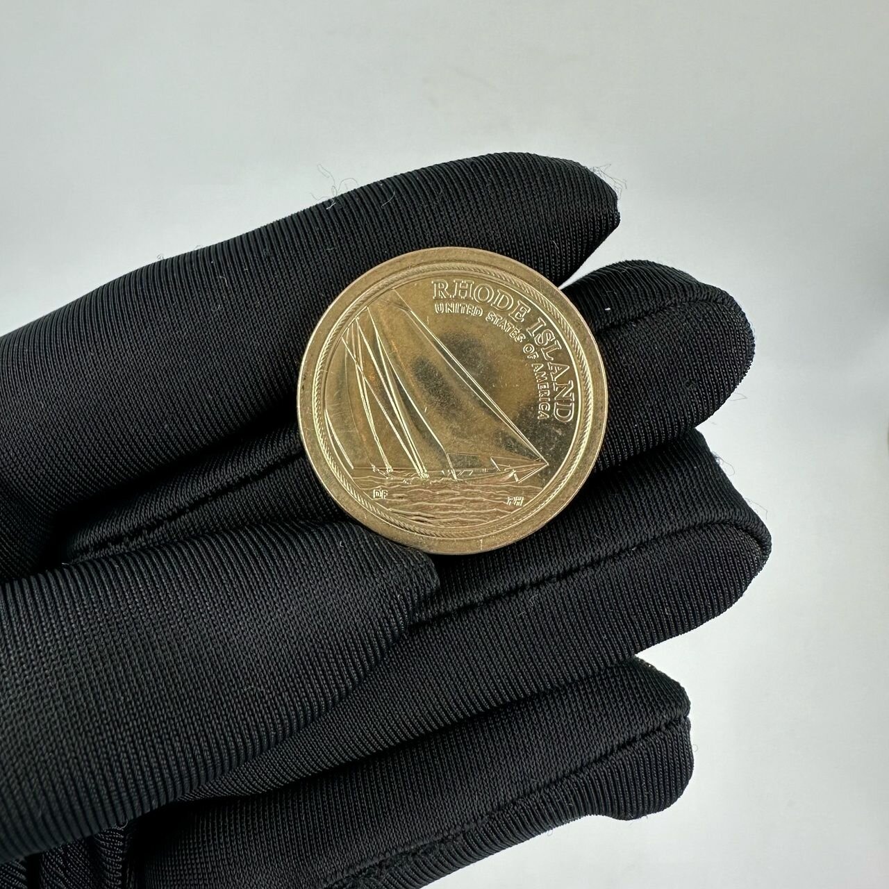 Монета 1 доллар 2022 год США Американские инновации Род Айленд Яхта Двор D