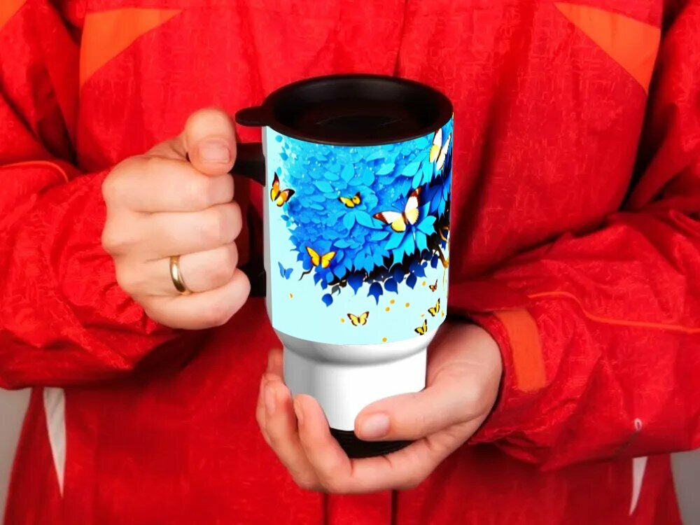 Тремокружка для авто с принтом "Дерево с пышной листвой в оттенках синего и золотого, увешанное яркими бабочками различных цветов — голубые, белые и золотистые. Фон светлый с." 0.5 л.