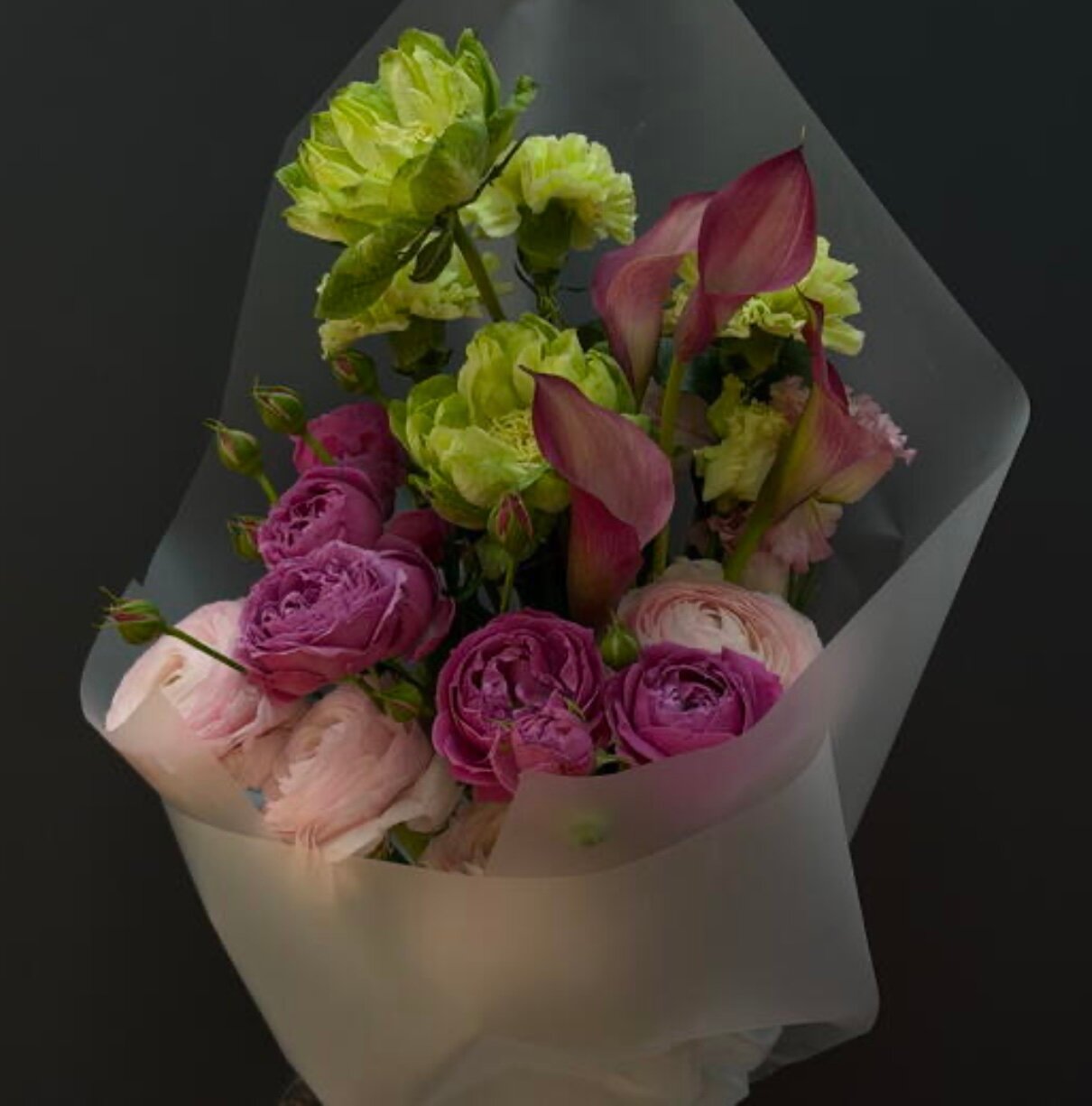 Нежная композиция в современном стили с ранункулюсами и калами