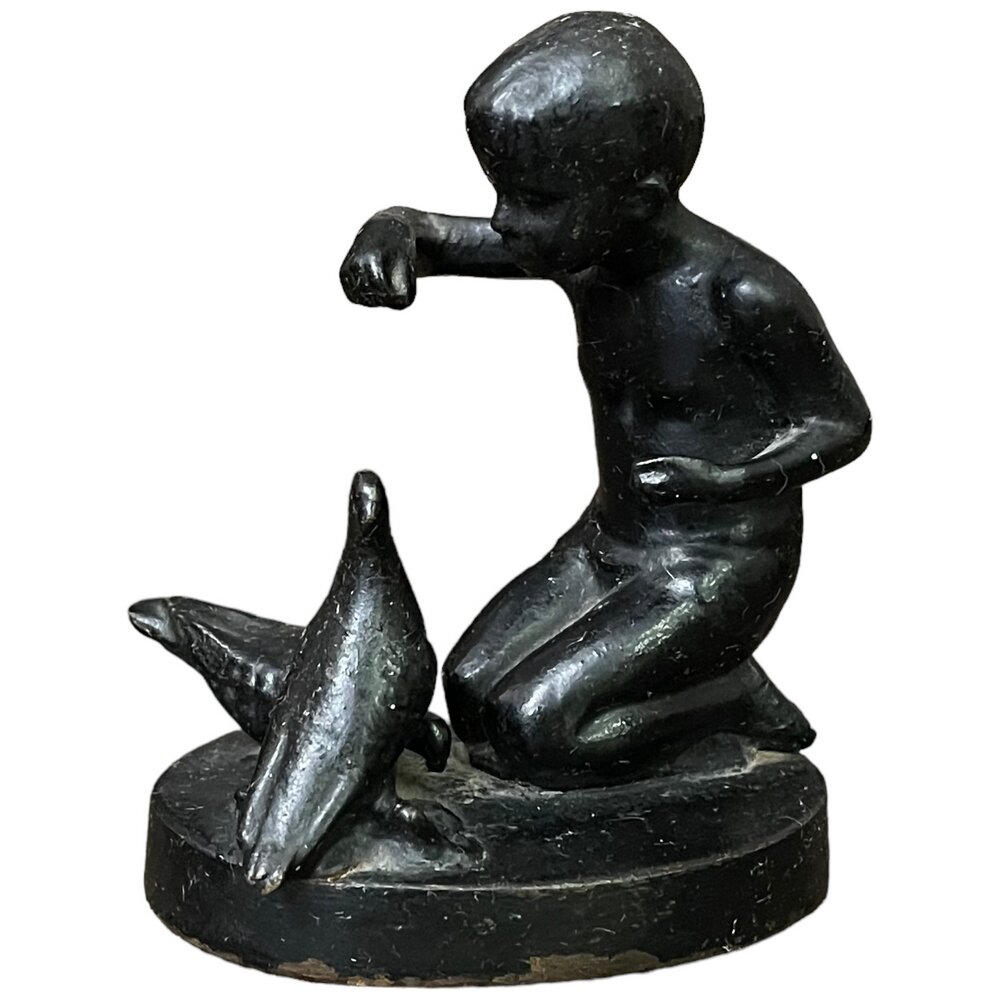 Чугунная статуэтка "Мальчик кормит голубей" 1985 г. Автор Панов Г. П. Касли, СССР