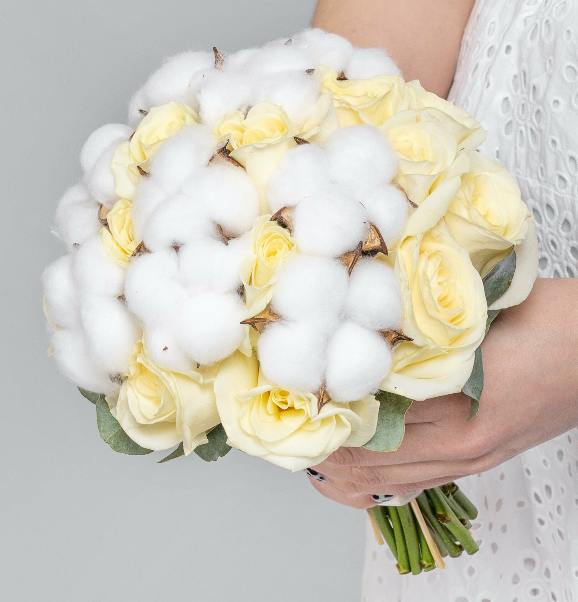 Букет невесты Мегацвет24 "Роза и хлопок", белый, высота 15 см, под лентой