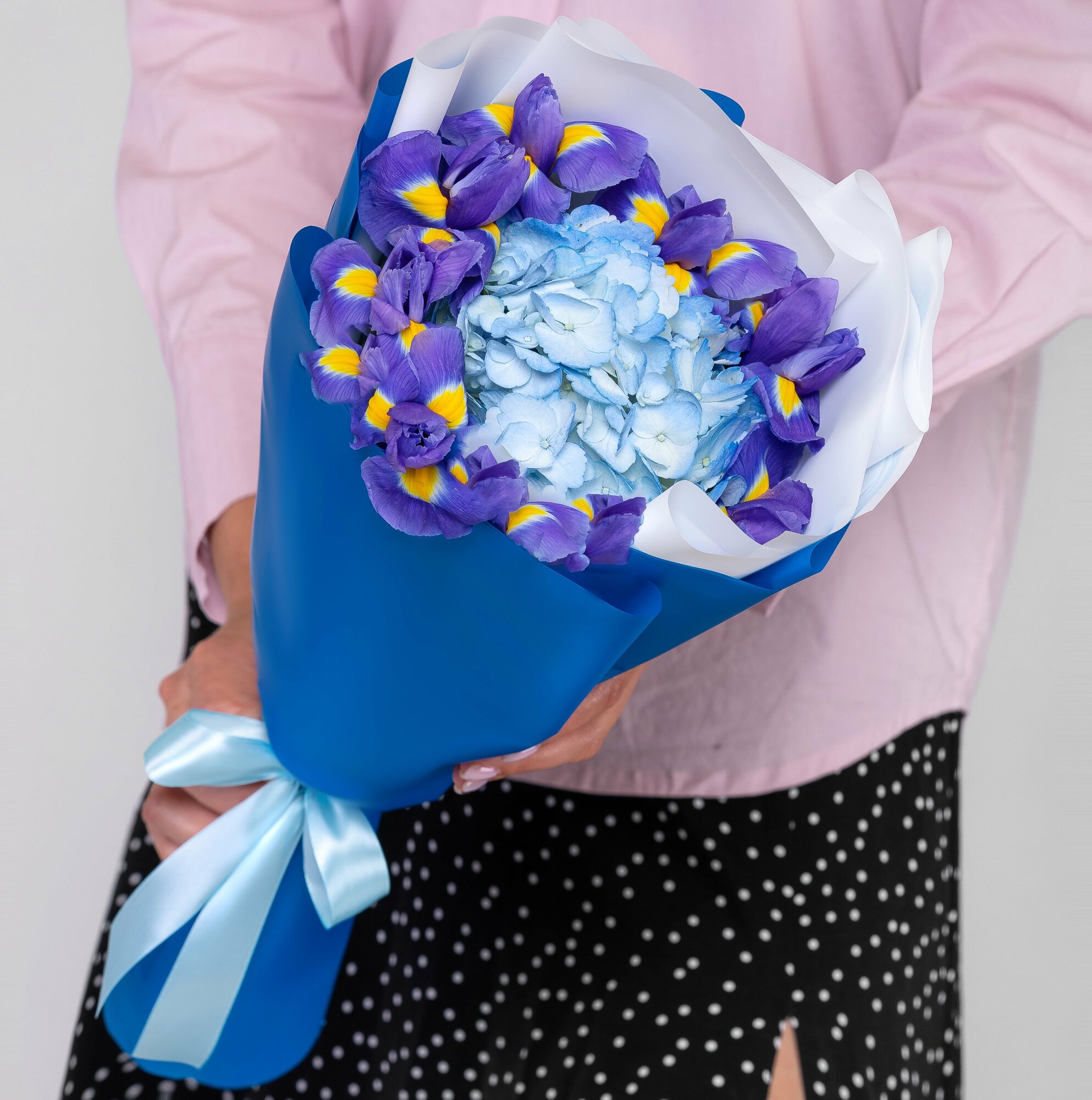 Дуо-букет Мегацвет24 "Голубая Гортензия и Ирис синий", 40 см, дизайнерская упаковка