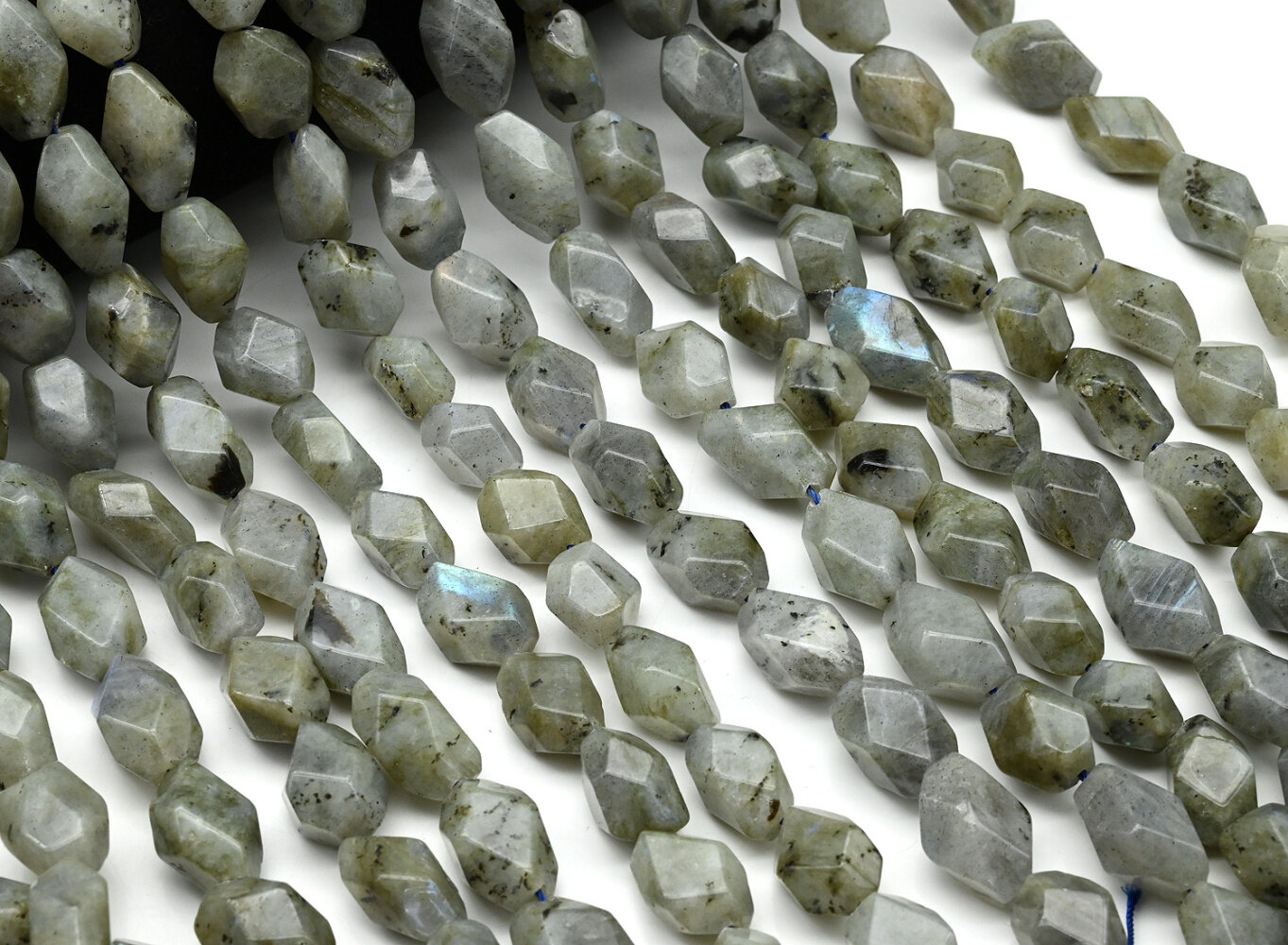 Бусины из лабрадора галтовка с гранями 10*17мм, 38см, 22 бусины .