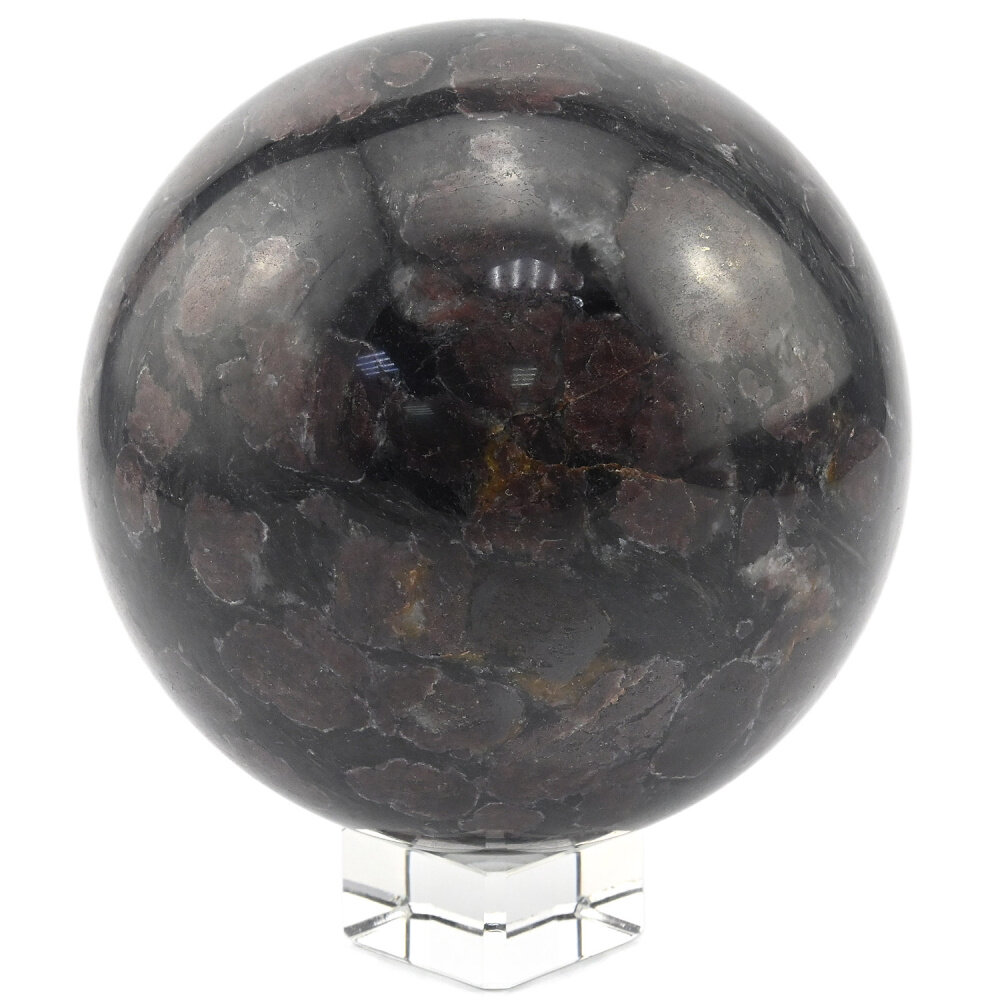 Шар из граната альмадин в астрофиллите диаметр 140мм, 4630г .