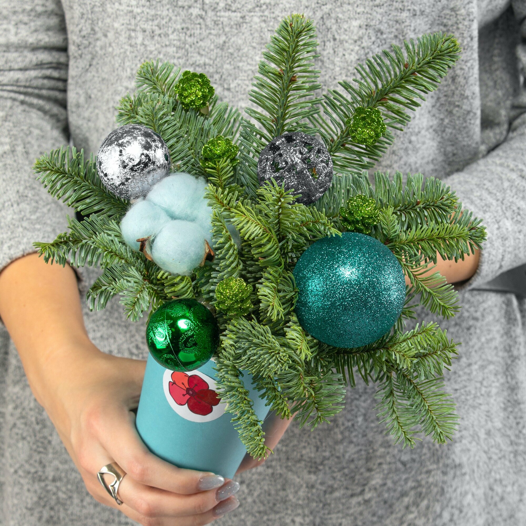 Новогодний букет Мегацвет24 "Бирюзовый", нобилис и голубой хлопок в стаканчике