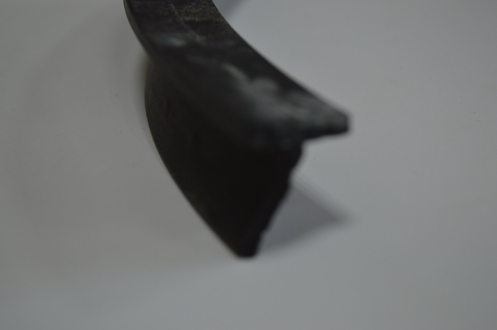 Профиль резиновый уплотнительный Т-образный черного цвета. Шляпка 20 мм, высота 28 мм. Длина 3 метра