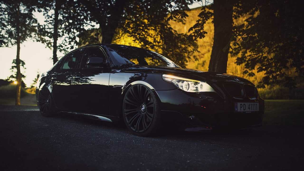 Картина на холсте 60x110 LinxOne "Автомобили bmw 5 series bmw" интерьерная для дома / на стену / на кухню / с подрамником